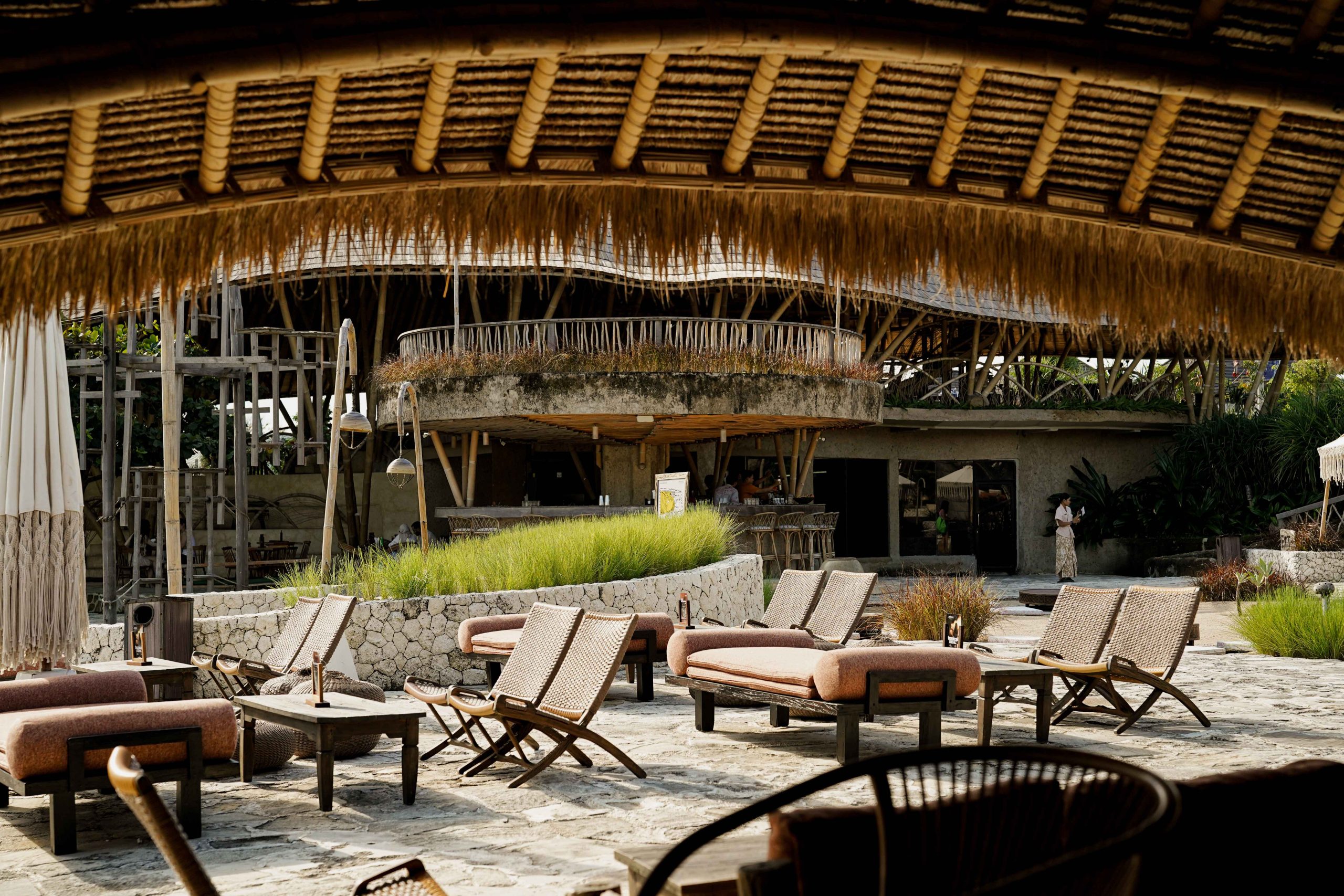 Gaya Hidup Tropis di Beach Club Bali: Panduan Lengkap
